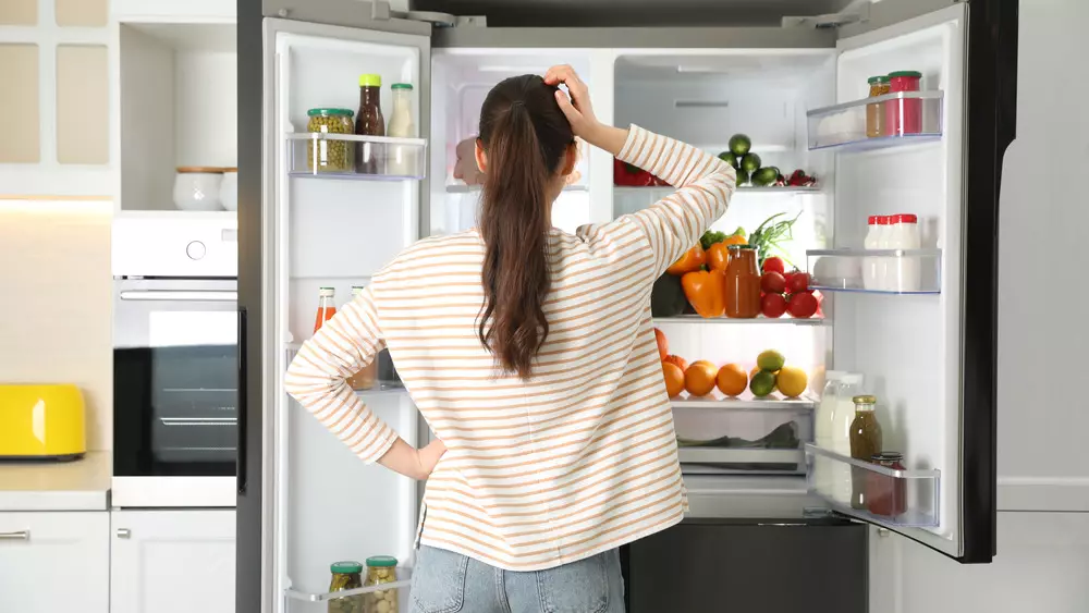 nalilitong babae sa refrigerator