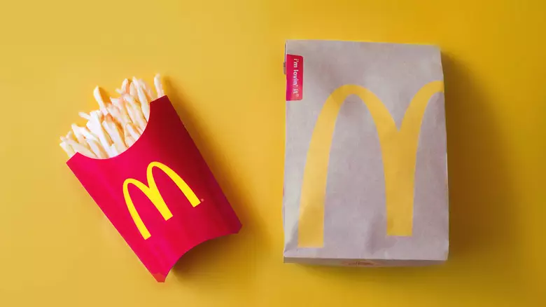 Tas takeaway McDonald dengan kentang goreng
