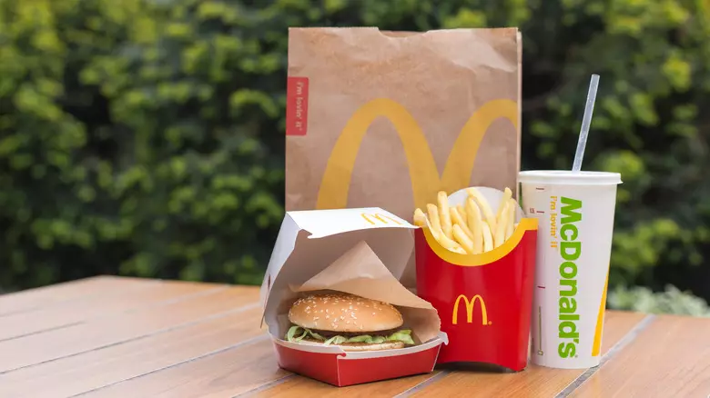 McDonald's Burger, Fries, ndi Coke
