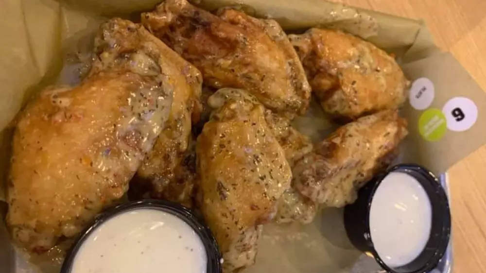 Крылышки с пармезаном и чесноком от Buffalo Wild Wings