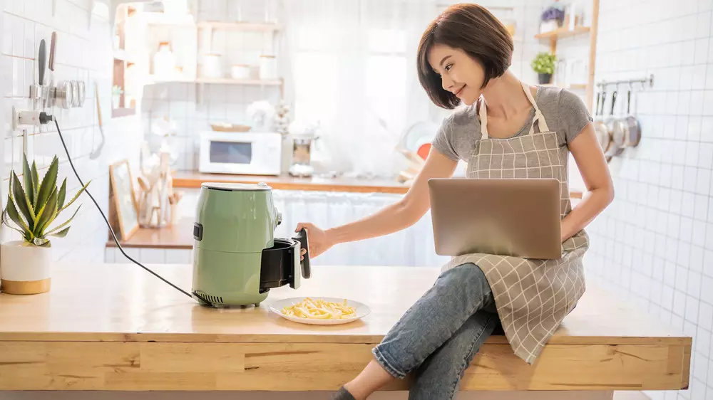 mulher frita air fryer