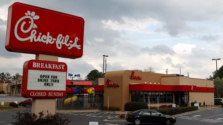 Eksterior Chick-fil-A dengan tanda