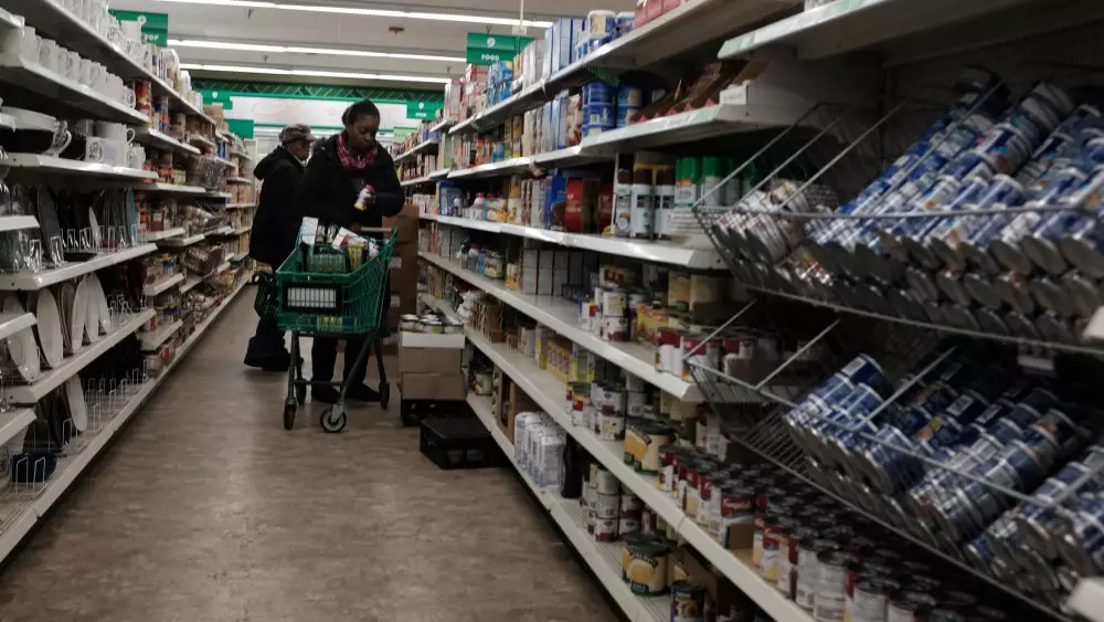 människor som handlar i en dollarbutik