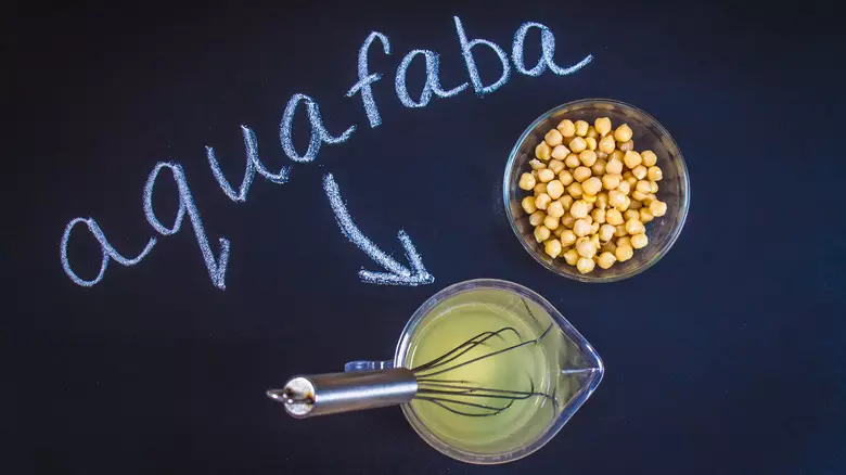 Aquafaba sobre un taulell amb un bol de cigrons