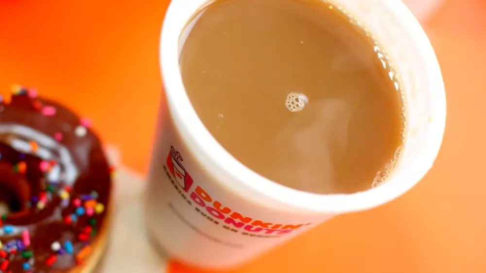 Tazze di caffè caldo Dunkin' Donuts e caffè freddo