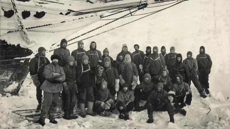 Ernest Shackleton en het schip van zijn team zitten vast in Antarctica