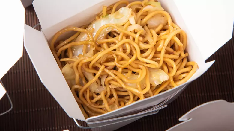 chow mein lo mein makaron na wynos