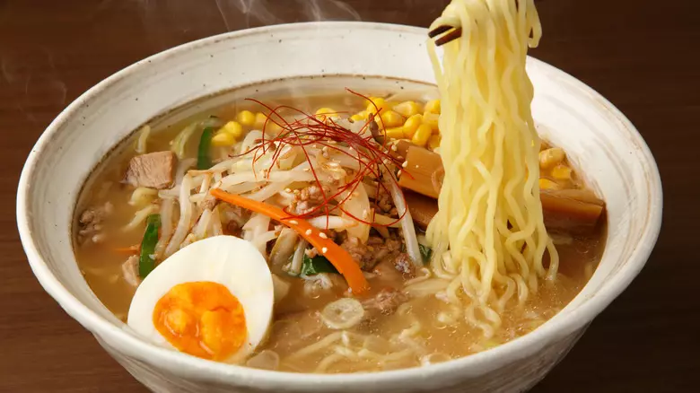 makaron ramen jajko na twardo