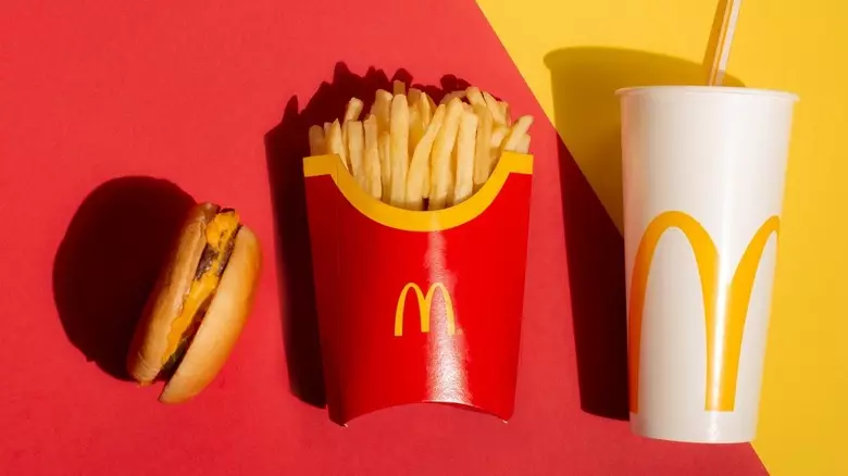 Hamburguesa de McDonald's, patates fregides i menjar de beguda