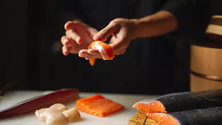 kokkehænder laver sushi