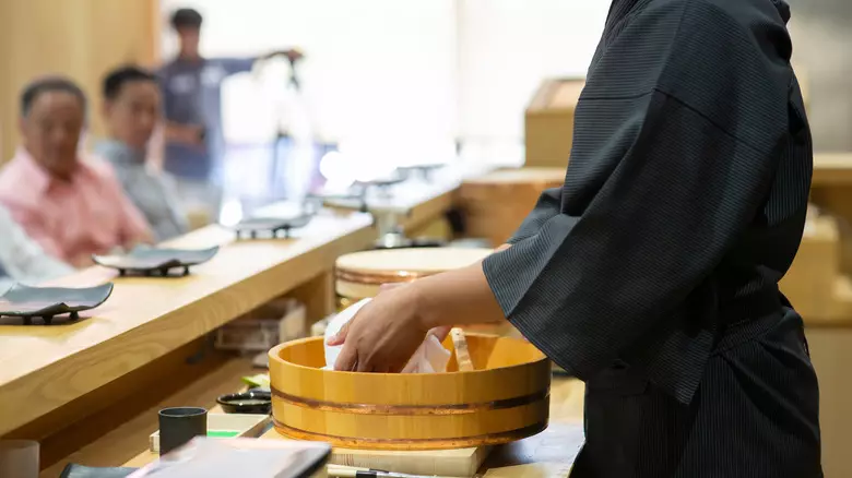 kok og kunder på sushibar