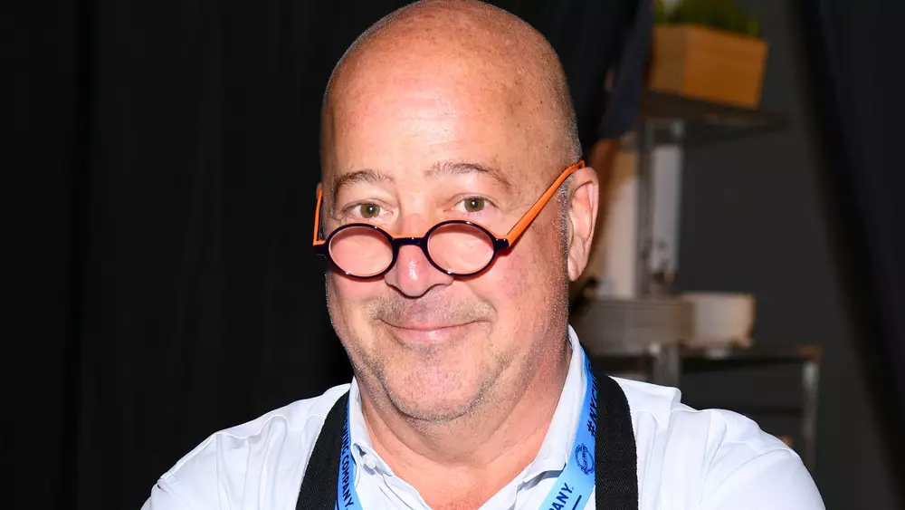 Andrew Zimmern lächelt bei der Veranstaltung