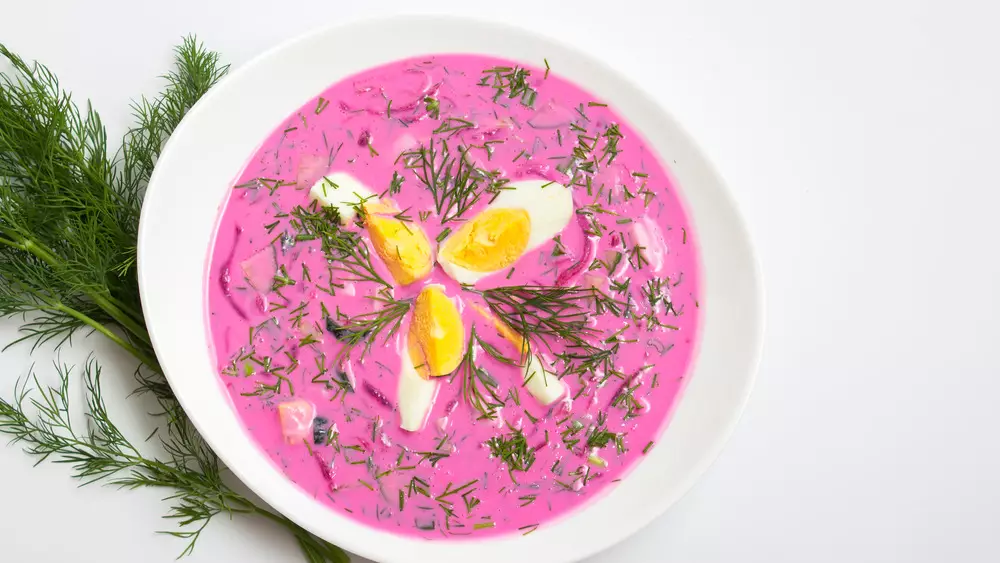 borscht rosa com ovos