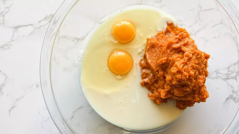 pumpa paj fyllning ingredienser i en blandningsskål