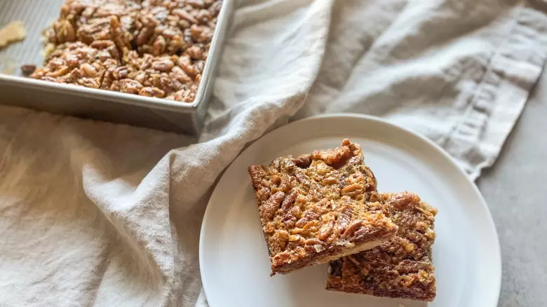 pecan pie bars အချိုပွဲ လှီးထားပါ။