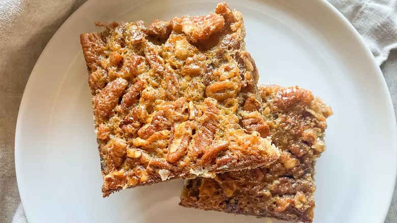 pecan pie bars များကို လှီးဖြတ်ထားပါ။