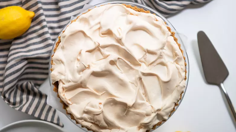 tarta de limón en un plato