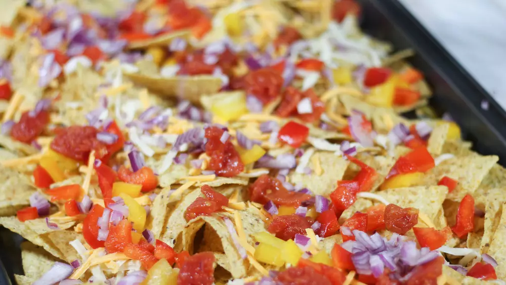 hoja pan nachos en pan con queso y verduras