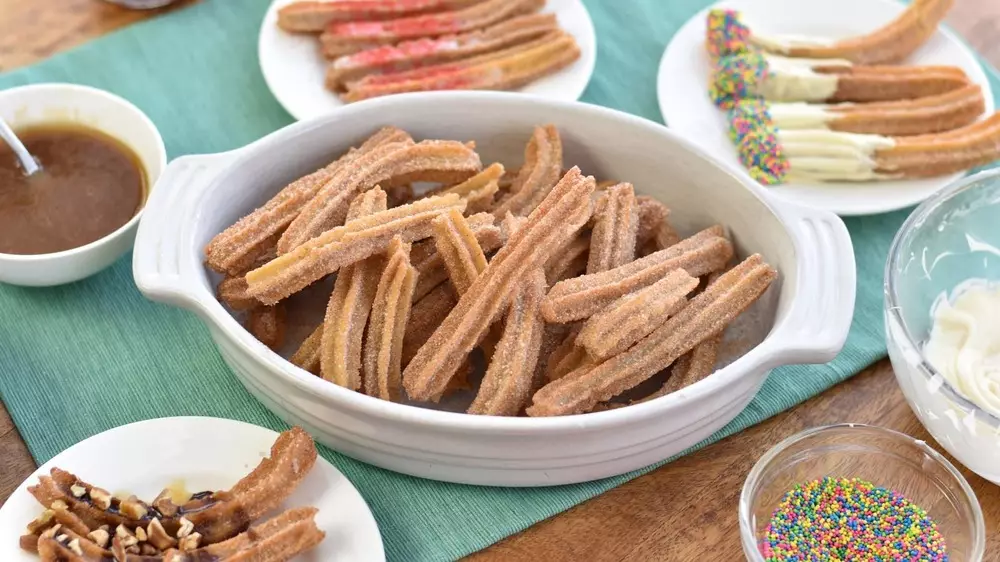 piring churros karo sprinkles