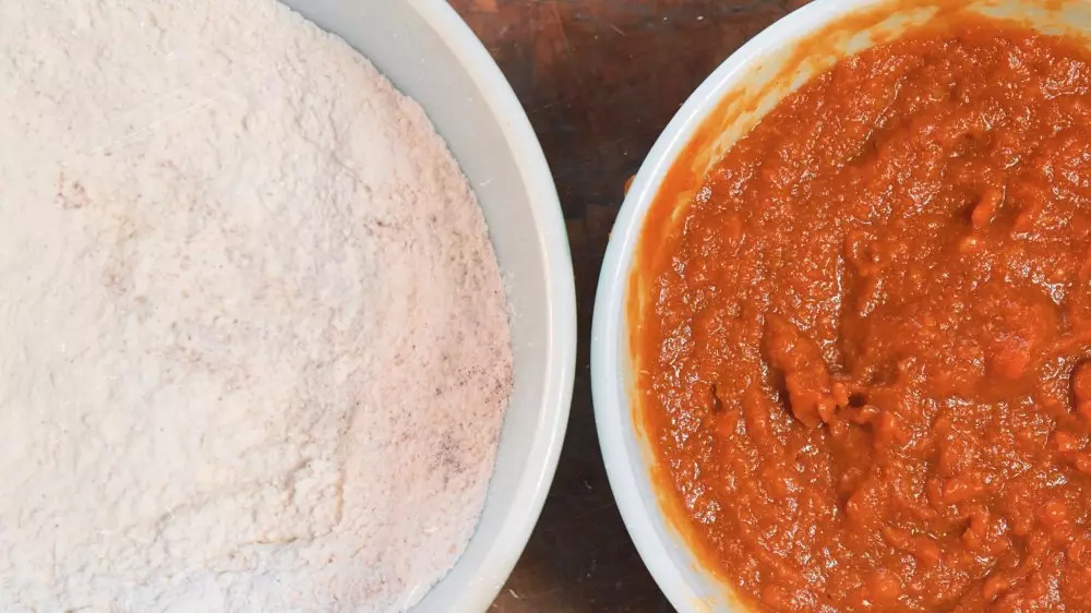 Mélange de farine et purée de citrouille pour copier le pain à la citrouille Starbucks