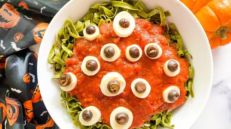 Pasta de Halloween con adornos de Halloween