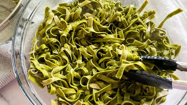 siav spinach fettuccine nyob rau hauv lub tais