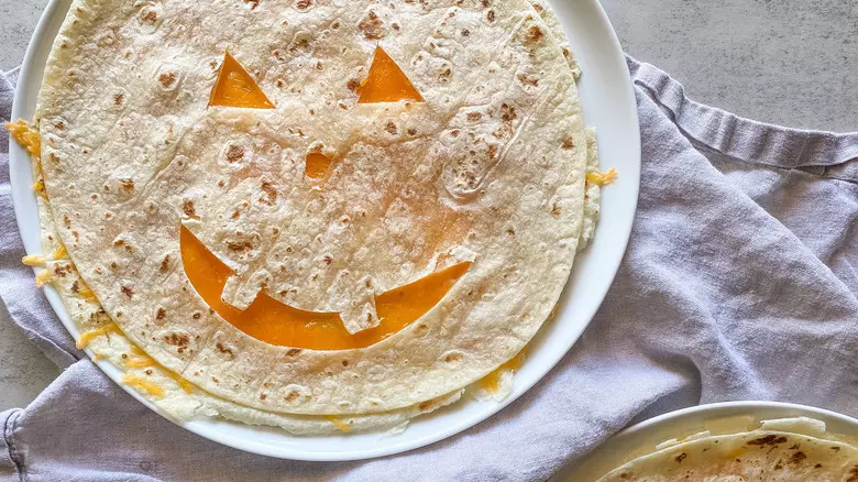 jack-o'-lantern quesadilla ຢູ່ເທິງແຜ່ນ