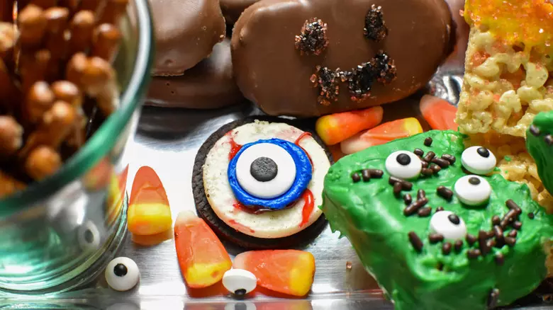 Close-up de bandeja de doces de Halloween