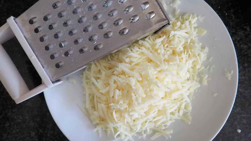 5가지 재료 시금치와 라비올리 라자냐를 만들기 위해 치즈를 갈가리 찢는 쉬운 방법