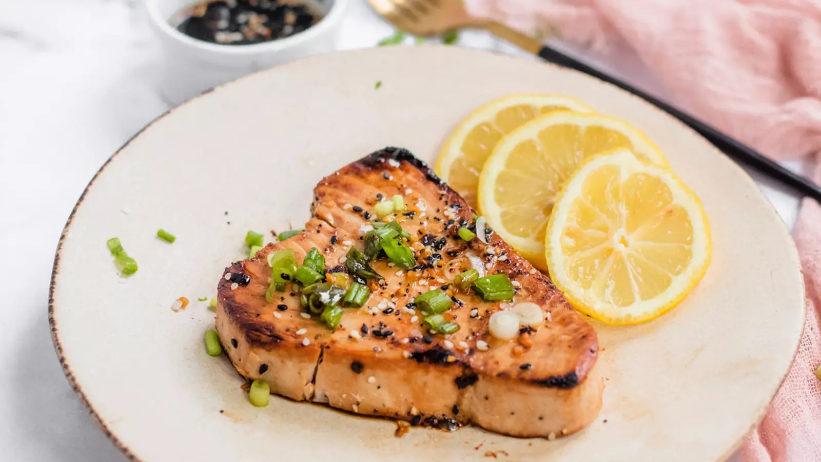 Jednoduchý recept na steak z tuňáka