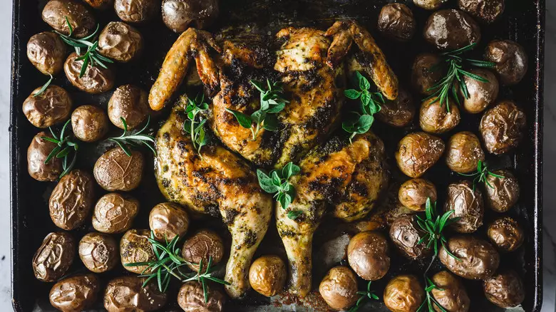 kuře pečené v troubě s bylinkami a bramborami