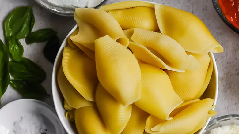 colander ng nilutong pasta shell