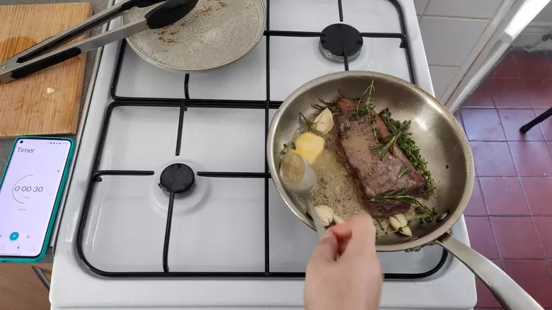 La ricetta della bistecca di Gordon Ramsay in padella