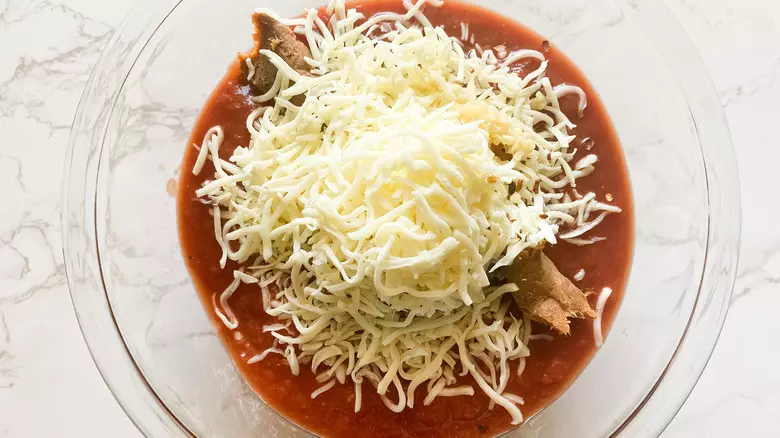 Σάλτσα, λουκάνικο 'nduja και τυρί σε ένα μπολ