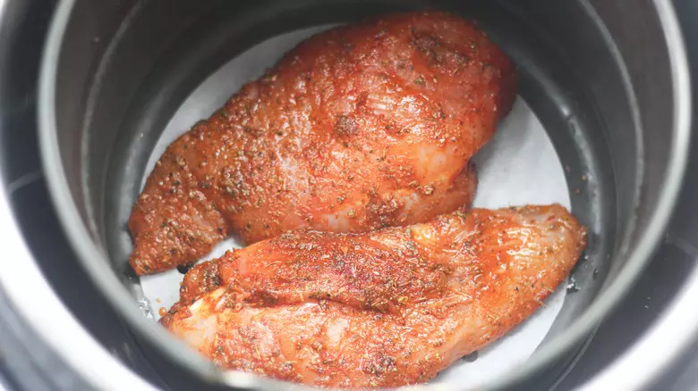 Dada ayam penggoreng udara dalam penggoreng udara