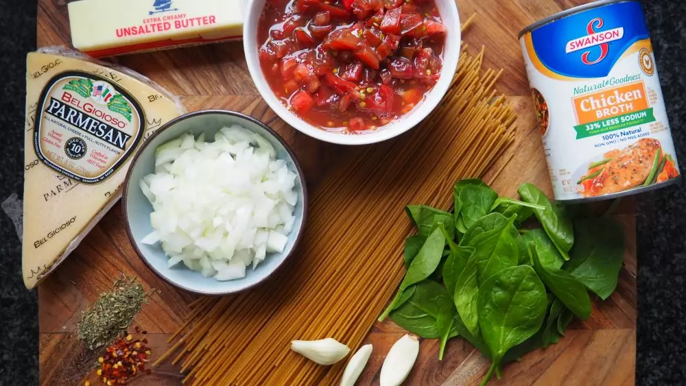 pasta yek-pot bi malzemeyên îspenax û tomato