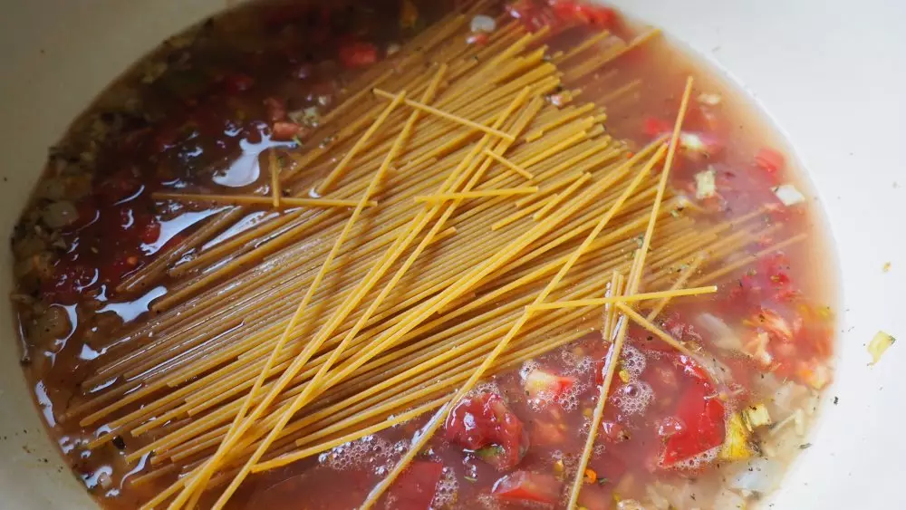 pasta di sosê pasta de ji bo reçeteya pasta yek-pot bi îspenax û tomato