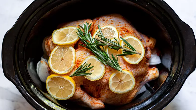 Hähnchen mit Zitronenscheiben bedeckt