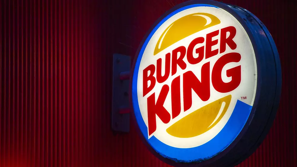 Kusa da alamar gidan abinci na Burger King