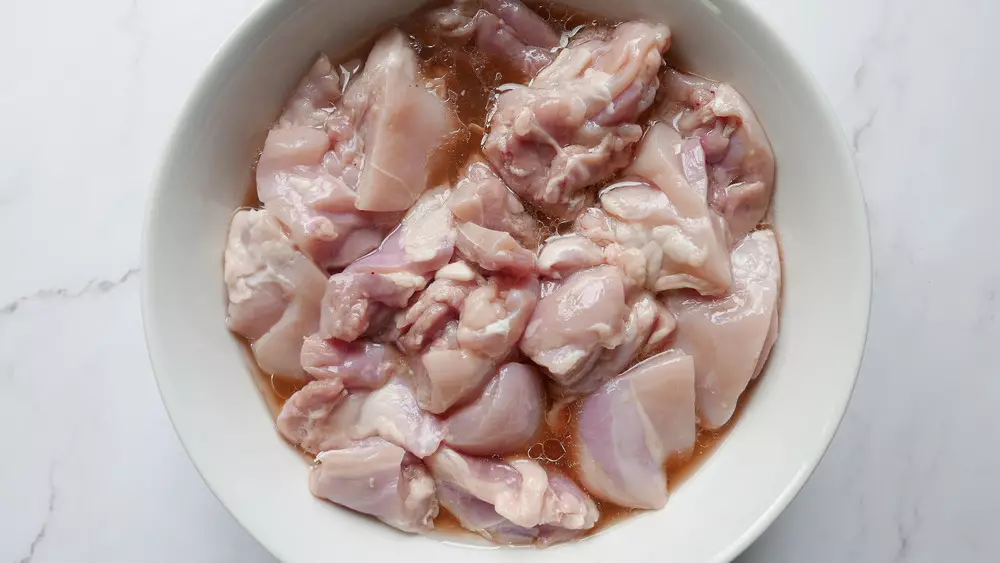 marinating ọkụkọ maka ọkụkọ vindaloo