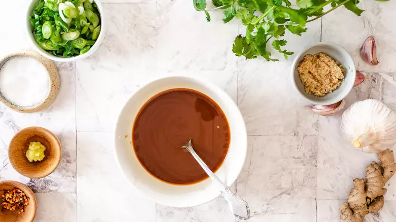 marinad ingredienser på vit sten kakel