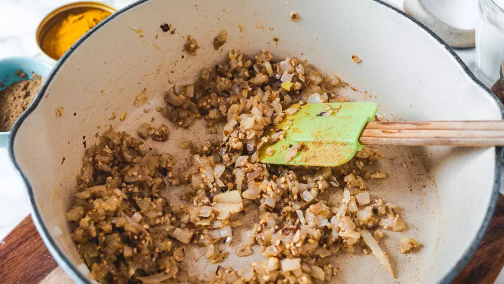 cebollas salteadas en una cacerola de horno holandés