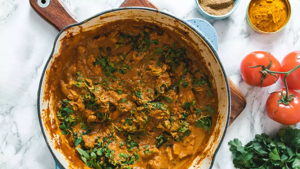 pollo a la mantequilla en sartén con cilantro