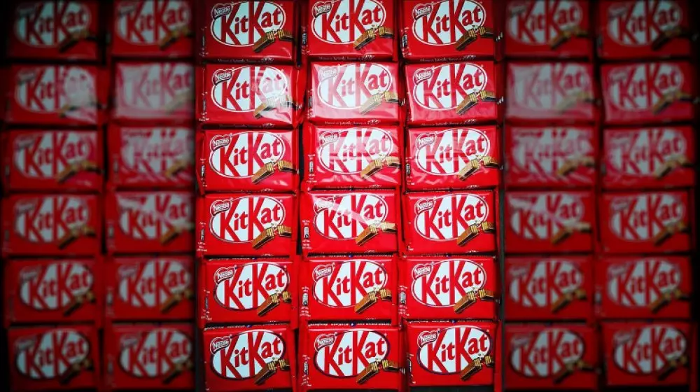 تحتوي قضبان Kit KatStandard Kit Kat على أربع قطع في العبوة تحتاج إلى فصلها عن بعضها. تحتوي كل قطعة على ثلاث طبقات من الويفر تفصل بينها الشوكولاتة ، وبالطبع كل شيء مغطى بمزيد من الشوكولاتة. والنتيجة هي وجبة خفيفة رائعة ولكن لذيذة للغاية. في الولايات المتحدة ، يتم بيع 192 مليون Kit Kats كل عام ، مما يجعلها رابع أشهر قالب حلوى في البلاد. خارج أمريكا ، تُباع Kit Kats في مجموعة واسعة من النكهات بما في ذلك أصناف شهية مثل Strawberry Cheesecake وأنواع مقرفة بشكل فريد مثل Cough Drop. في الولايات المتحدة ، ستجد نسخة شوكولاتة الحليب الأصلية ، بالإضافة إلى الوافدين الجدد مثل Mint & Dark Chocolate و Lemon Crisp. مهما كانت النكهة التي تفضلها ، يمكنك أن تأكل كيت كات بمفردها ، أو تقطيعها إلى آيس كريم ، أو تفتيتها في خليط البسكويت ، أو استخدامها لتزيين الكعك.