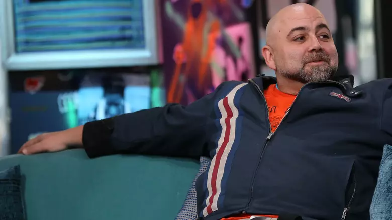 Duff Goldman mipetraka eo amin'ny seza