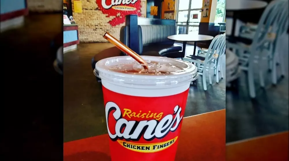 مشروب في مطعم Raising Cane's