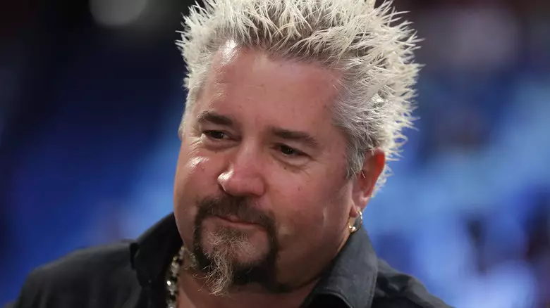 Guy Fieri fikirləşir