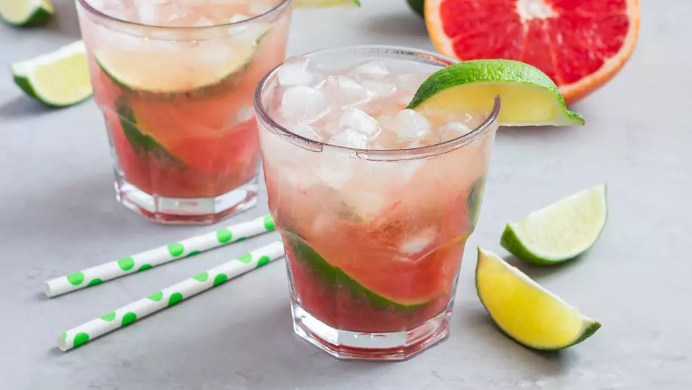 Due cocktail di paloma con lime