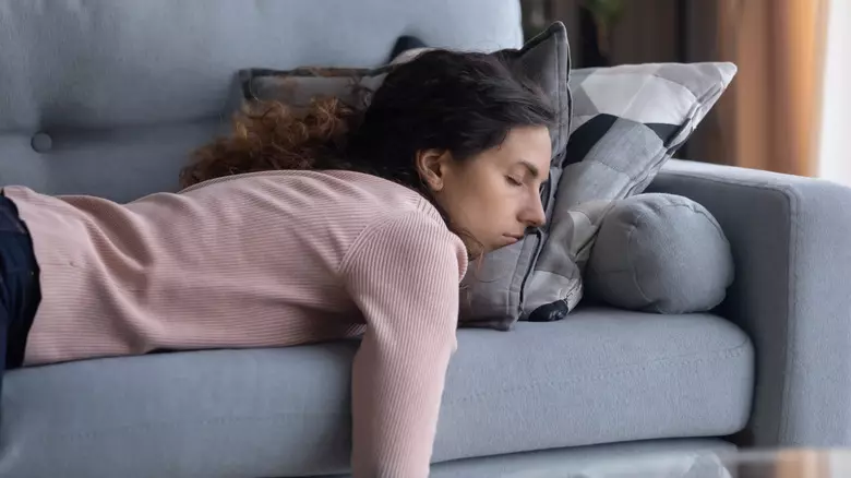 ဆိုဖာပေါ်တွင် အိပ်ပျော်နေသော အမျိုးသမီး