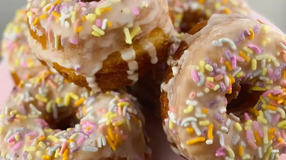 Bácús Cúig Iníonacha donuts le sprinkles